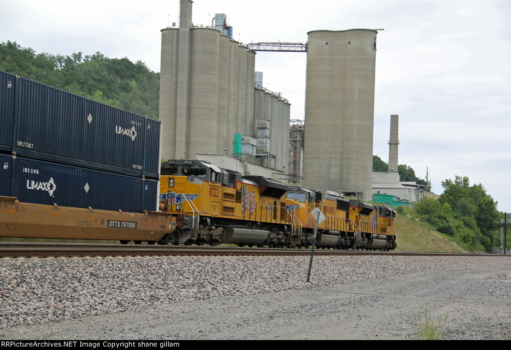 UP 8722 runs 3rd out on a Wb stack train.